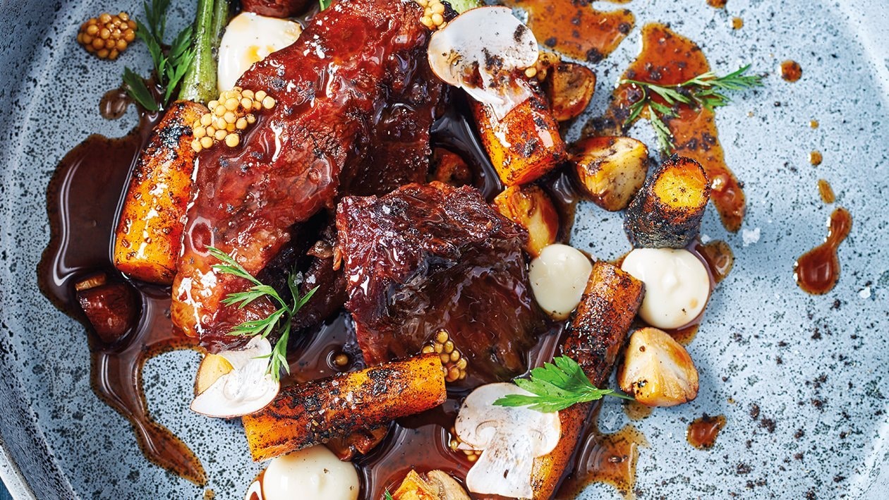 Braiseret Oksekæber med urter og ristet Aioli - Opskrift